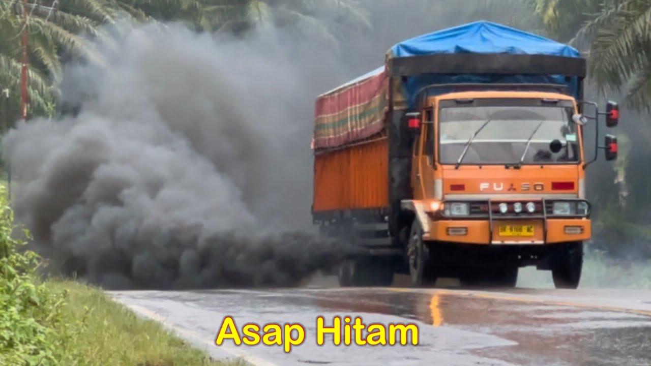 Asap Hitam Bukti Perjuangan Truk Muatan Berat Menanjak Bukit Kodok ...