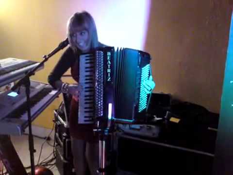 beatriz y su aCORDEON MIX PASODOBLES - YouTube
