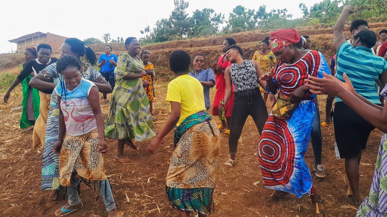 Cooking Traditional Rwandase 🇷🇼 food for 100people/Harvesting ...
