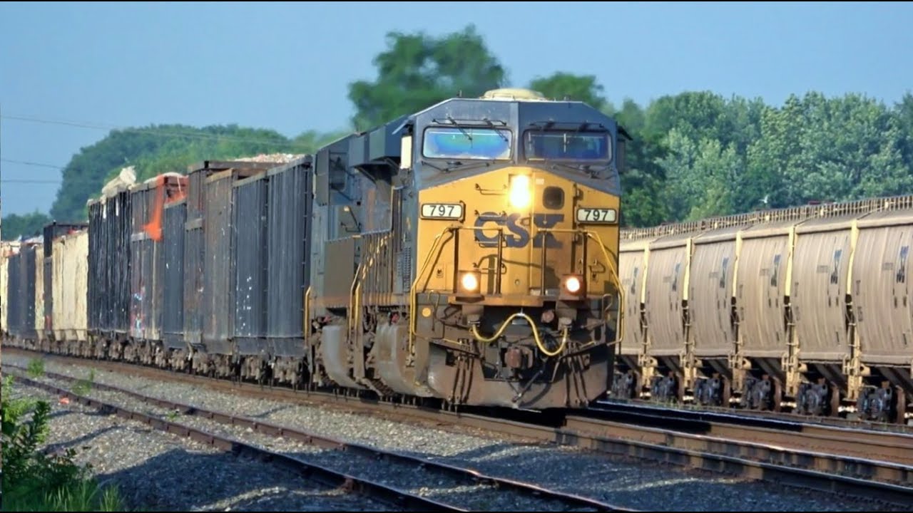 Big CSX Garbage Train Hits The Horn 4K - YouTube
