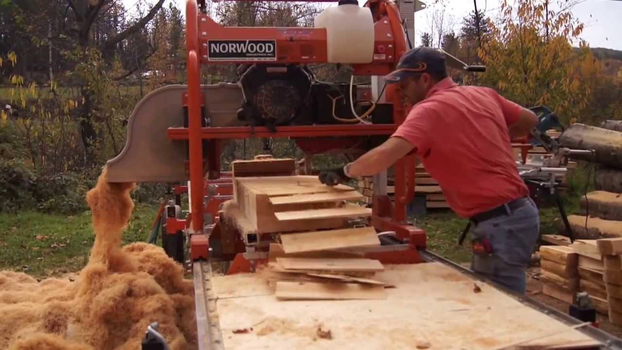 Sciage des bardeaux de cèdre pour notre chalet - YouTube