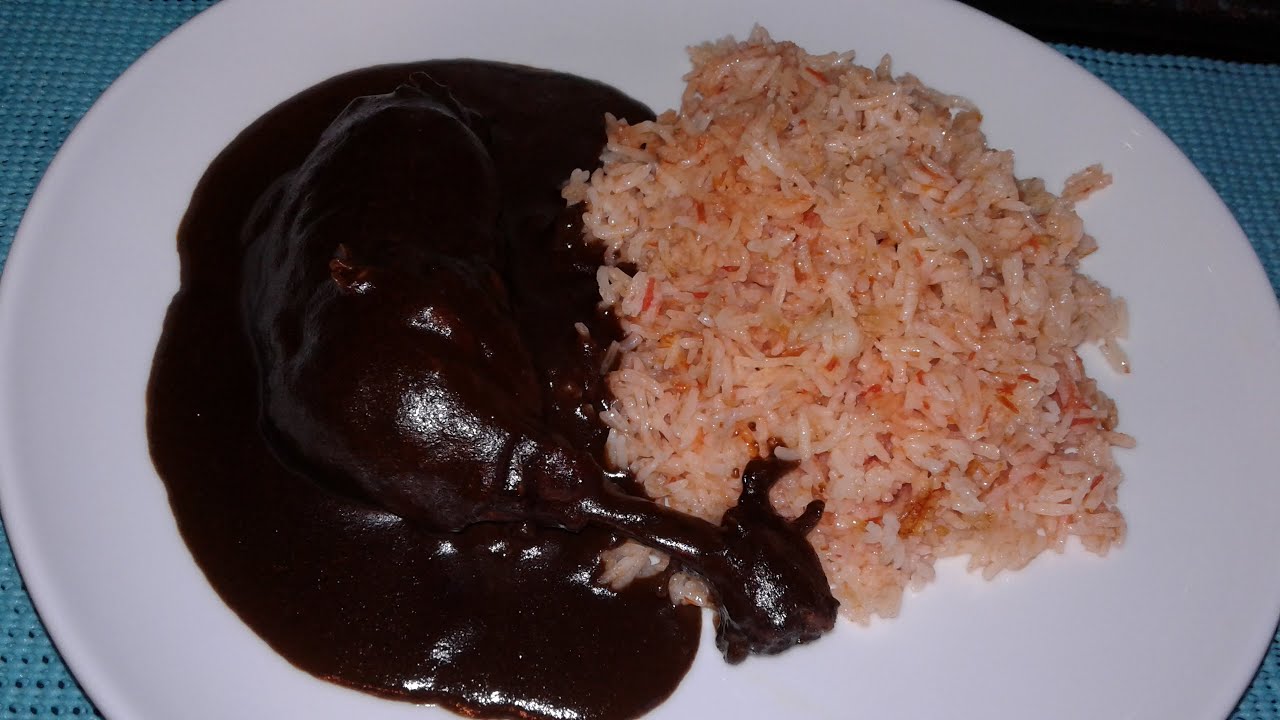 Preparando un rico Mole en pasta - YouTube