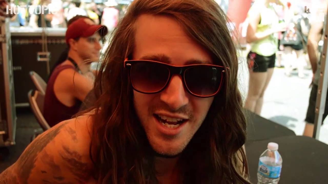 A Day In The Life Of A Frontman: Derek Sanders of Mayday Parade - YouTube