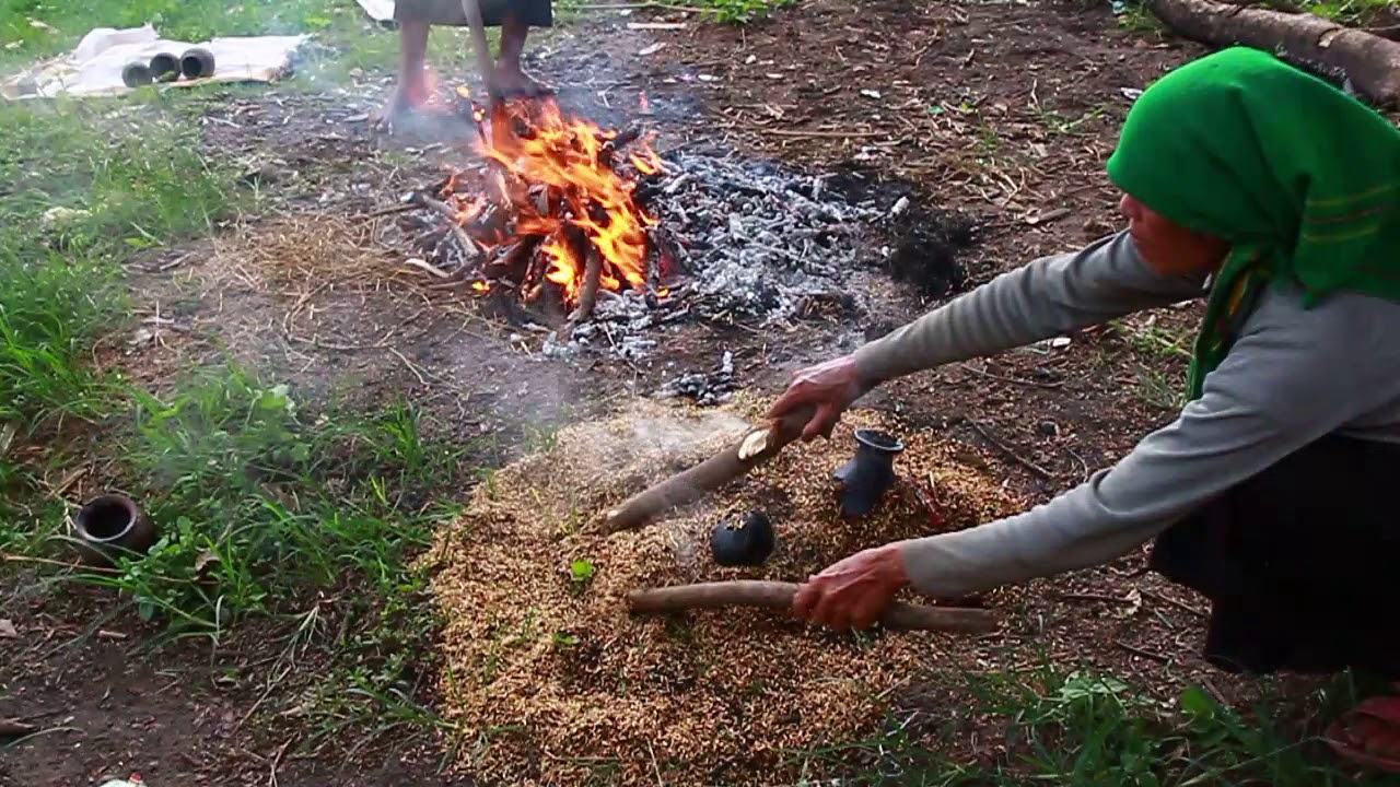 Burning pottery in Central Highlands, Vietnam - YouTube