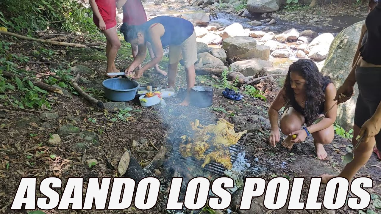 Asando los pollos a la orilla del rio😋una belleza de la naturaleza ...
