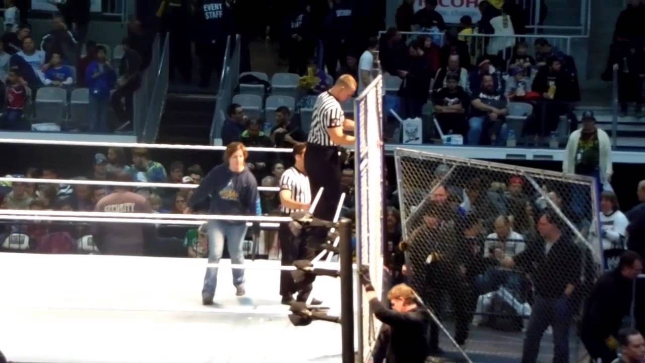 WWE Ring Crew Takes Apart the Steel Cage - YouTube