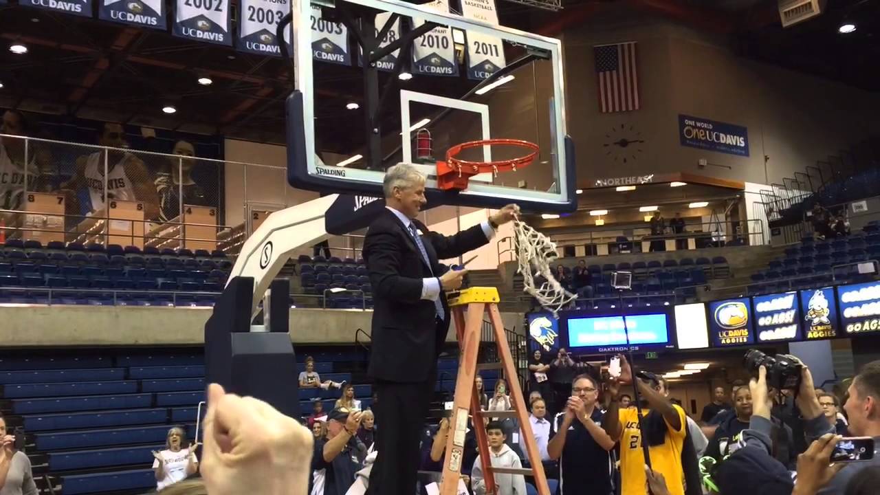 UCD coach Jim Les cuts down the net after Aggies win conference - YouTube