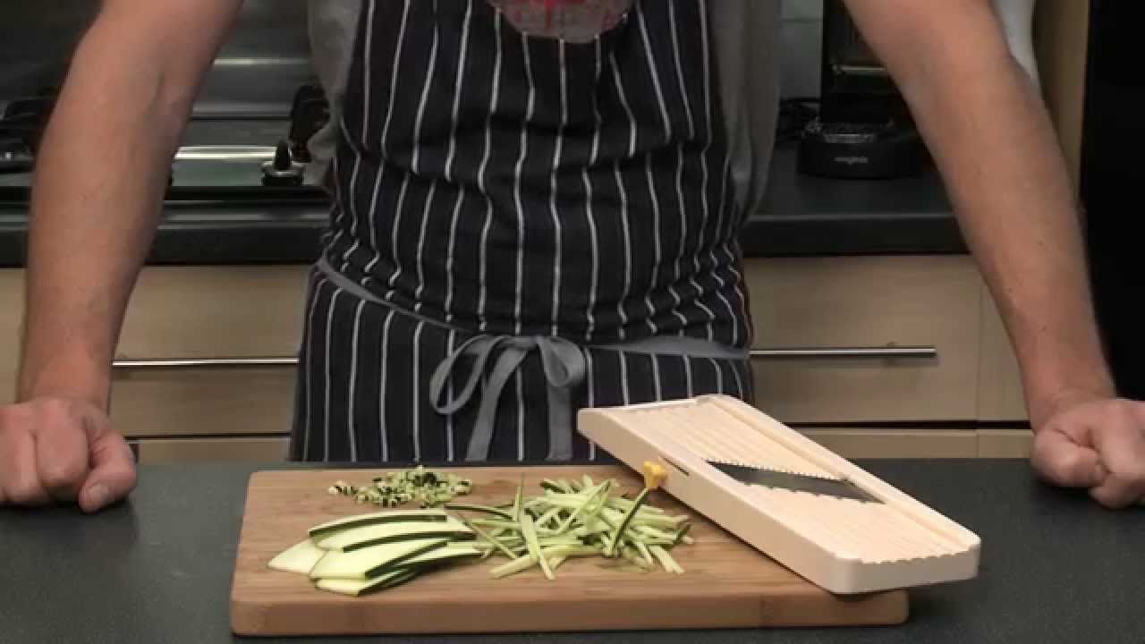 Comment utiliser une mandoline ? - YouTube