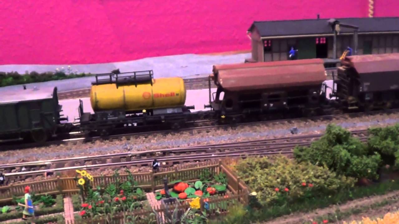 Lenz V36 rangiert und Fleischmann BR86 fährt aus - YouTube