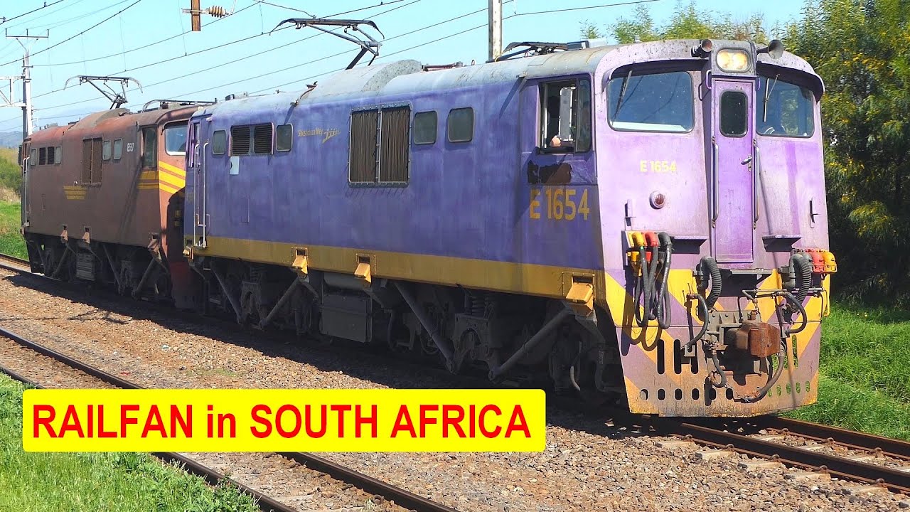 Fast-moving GE U15C's freights + old PRASA 6E1's - YouTube