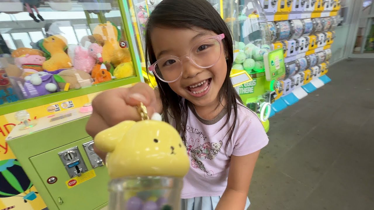 CLAW Machine With POMPOMPURIN Key Chain + Hello Kitty Key Chain - YouTube