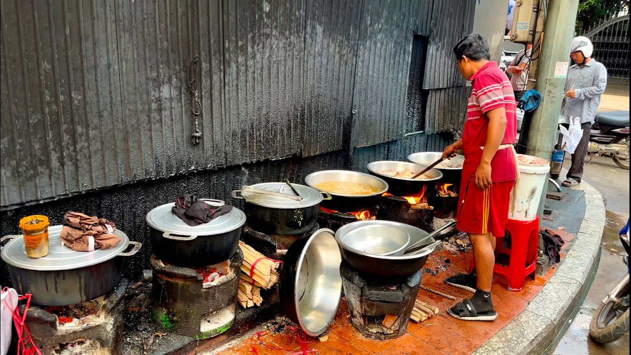 Jam PACKED restaurant that sells over 200 chickens in ONE Morning ...