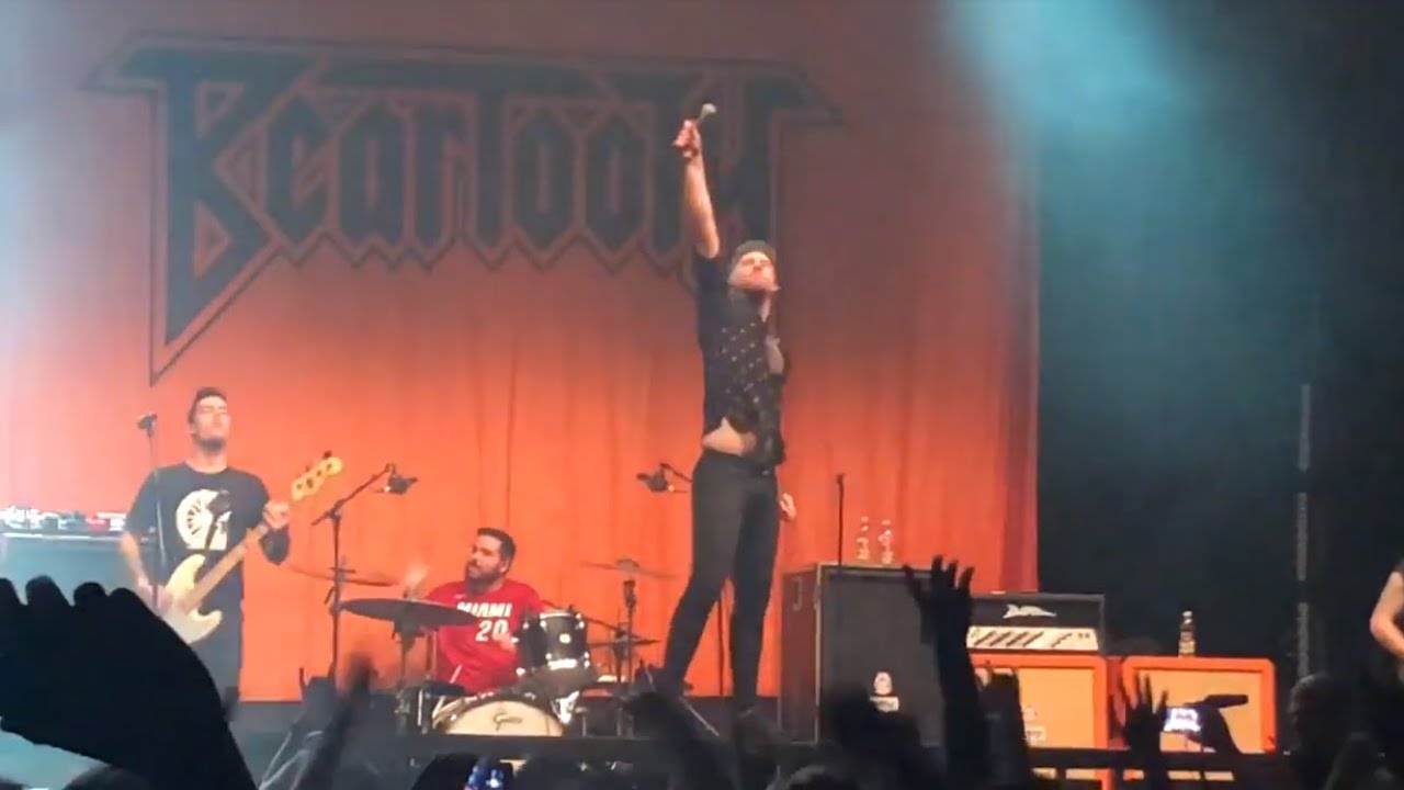 Beartooth - In Between LIVE 2019 @ Wien Gasometer HD - YouTube