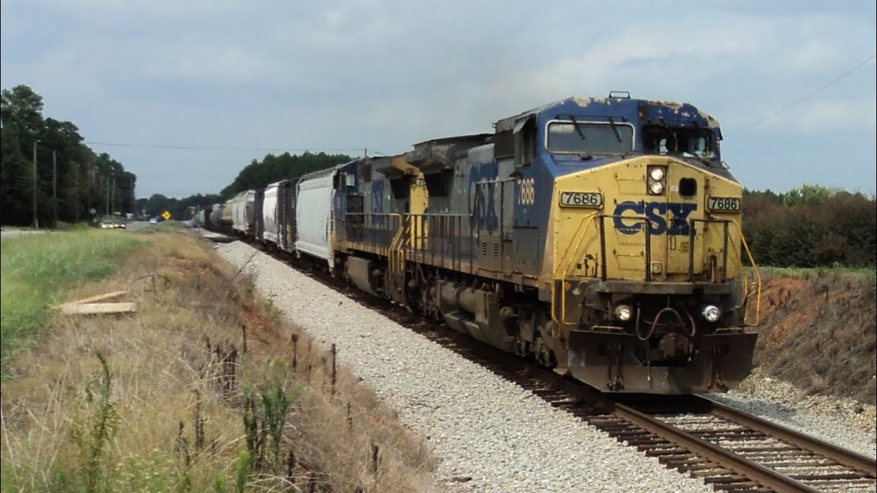 CSX 7686 leads CSX Q679-10 in Palmetto, GA - YouTube