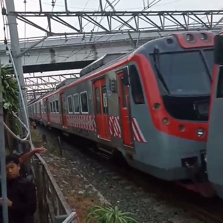 KRL Masuk St Lempuyangan. - YouTube