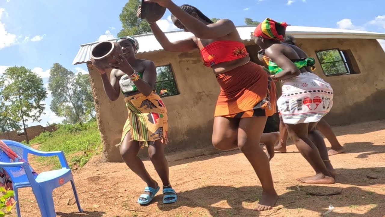 AFRICAN TRADITIONAL DANCE//AFRICAN VILLAGE LIFE 😲 - YouTube