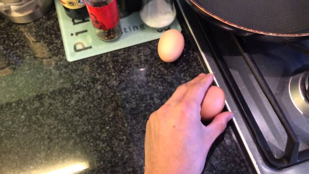 How to spot a boiled or unboiled egg - YouTube