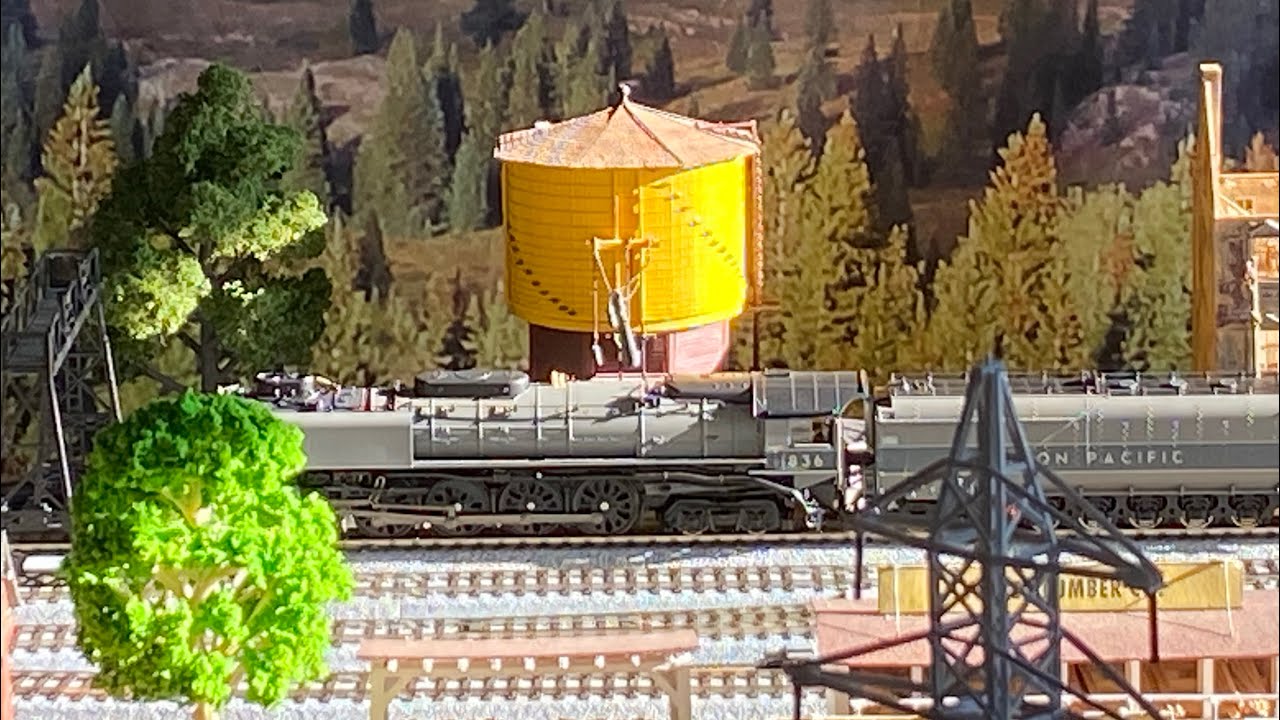 Running 4 Trains on the Layout - 10 Minutes of Steam and a Little ...