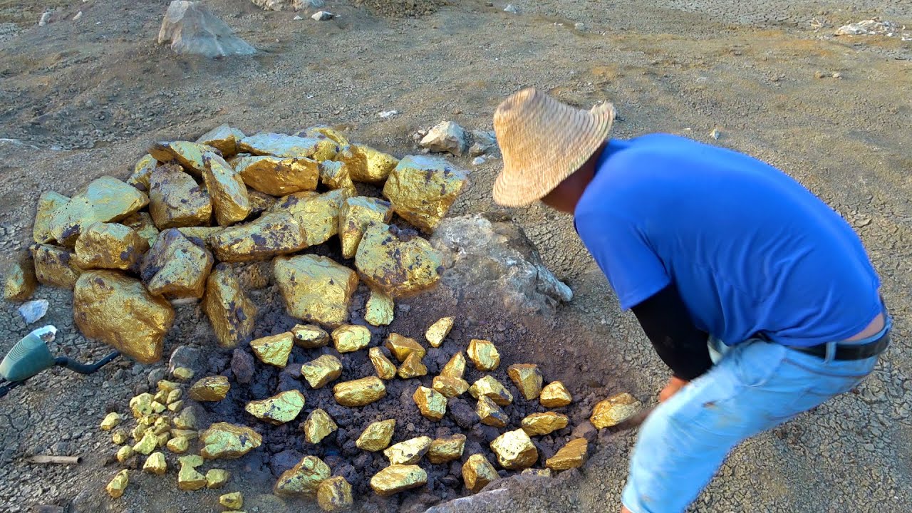 Wow, this is the most valuable gold treasure. I can't believe my eyes ...