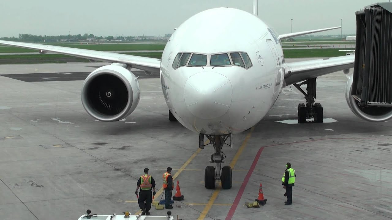 SEE THIS BOEING 777 AIR FRANCE ARRIVING AT THE GATE WHILE AIRPORT CREW ...