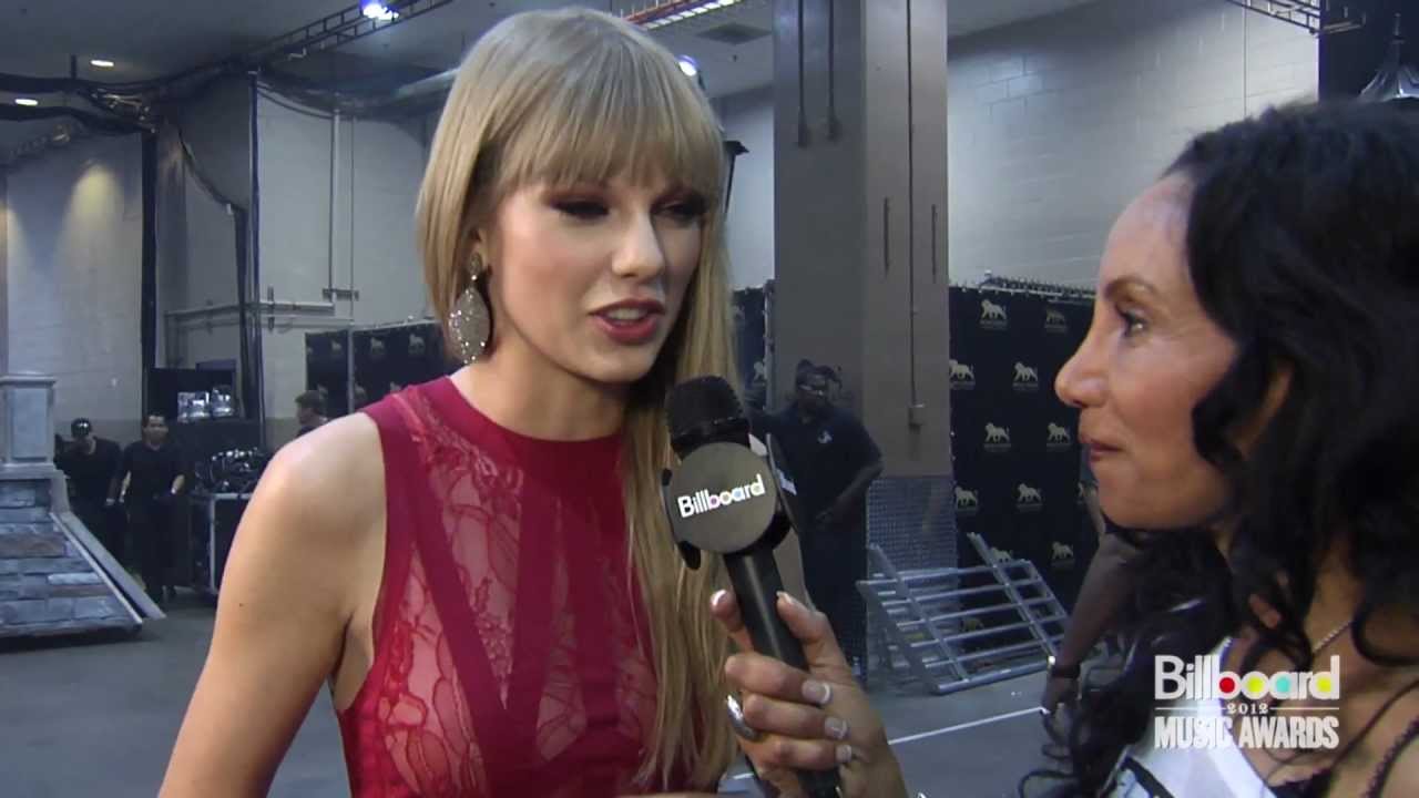 Taylor Swift Backstage @ Billboard Music Awards 2012 - YouTube