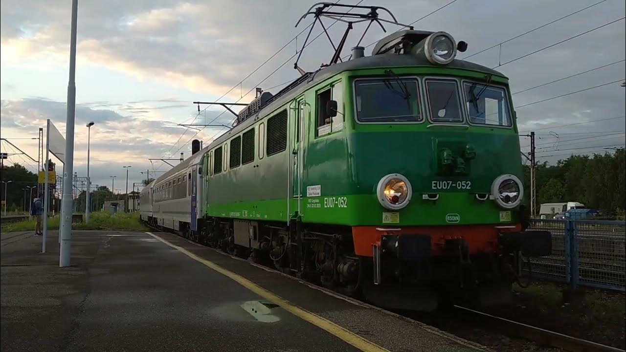 EU07-052 po skończonym biegu z IC ,,Szyndzielnia'' do Bielska-Białej Gł zjeżdża na grupę ...