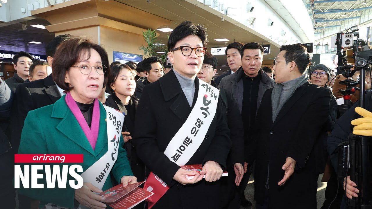 S. Korean politicians greet travelers on their way home for holidays ...
