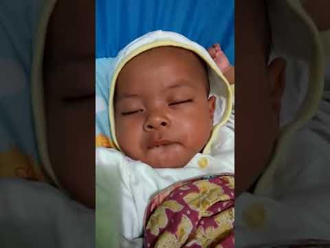 Bayi tidur ngenyot bibir