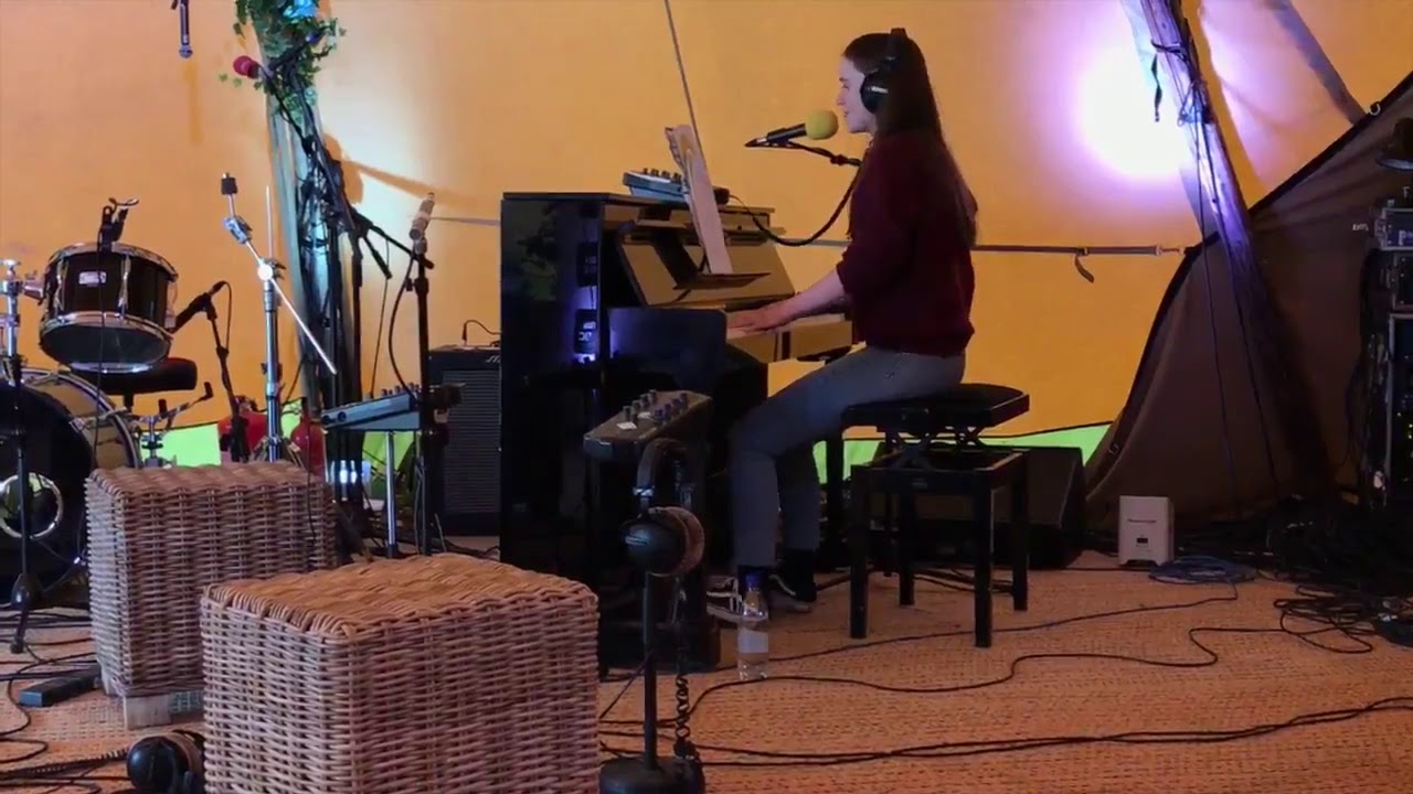 Sigrid warming up for a live performance on Radio 1 - YouTube