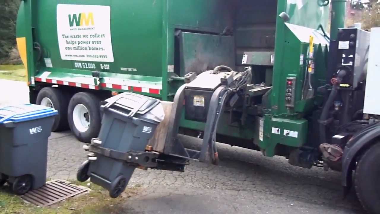 Freightliner Condor McNeilus MA - YouTube