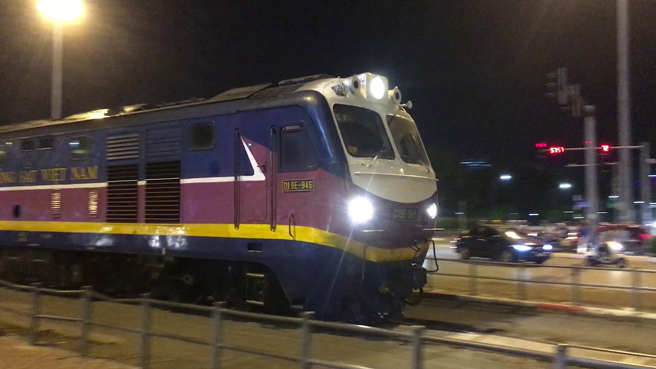 D19E-946 (Mới ra cấp) kéo tàu khách du lịch SE19 qua Chắn Kim Liên rời ...