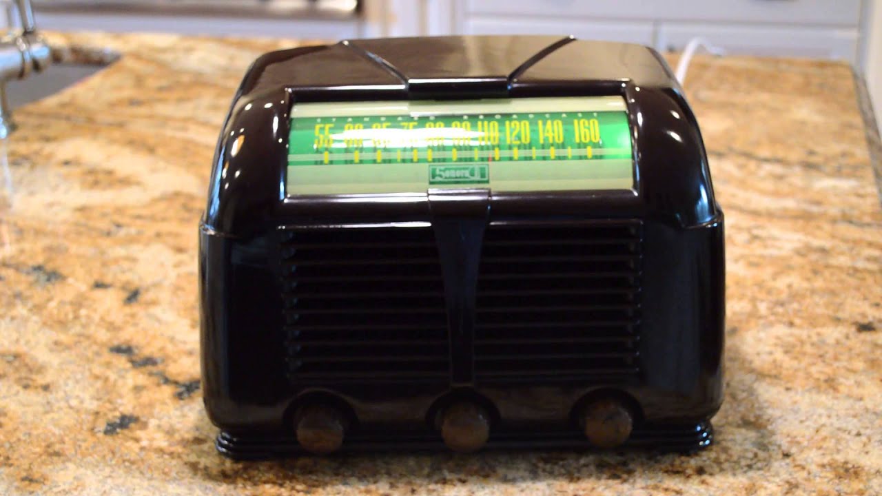 Sonora AM Tube Radio plays AM thru the tubes - YouTube