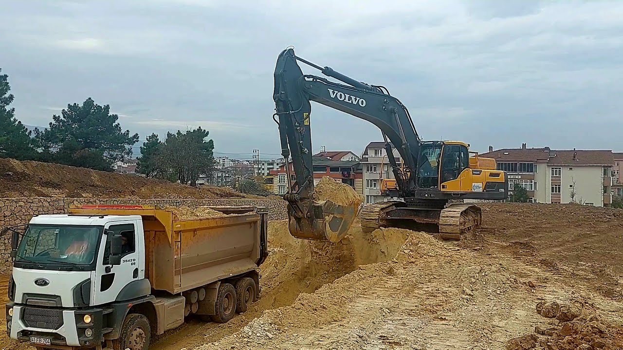 Volvo EC350DL Paletli Ekskavatör Kamyonlara Yükleme Yapıyor - YouTube