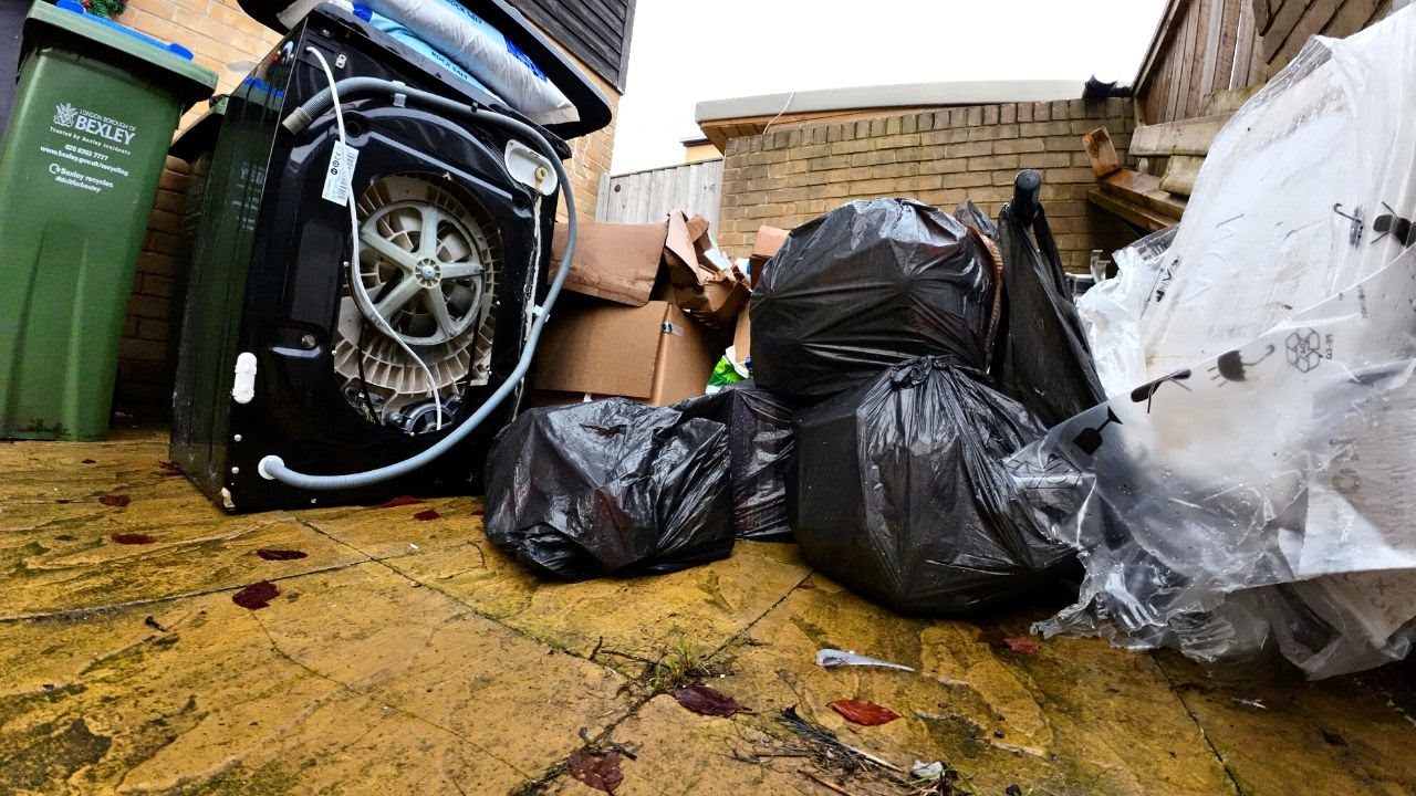 PLEASE DON'T JUDGE ME! A Big MESS & Helping The Neighbours! - YouTube