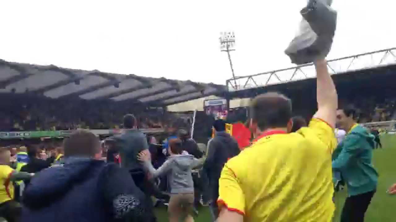 Watford vs Leicester Play off 2nd leg Pitch Invasion - YouTube