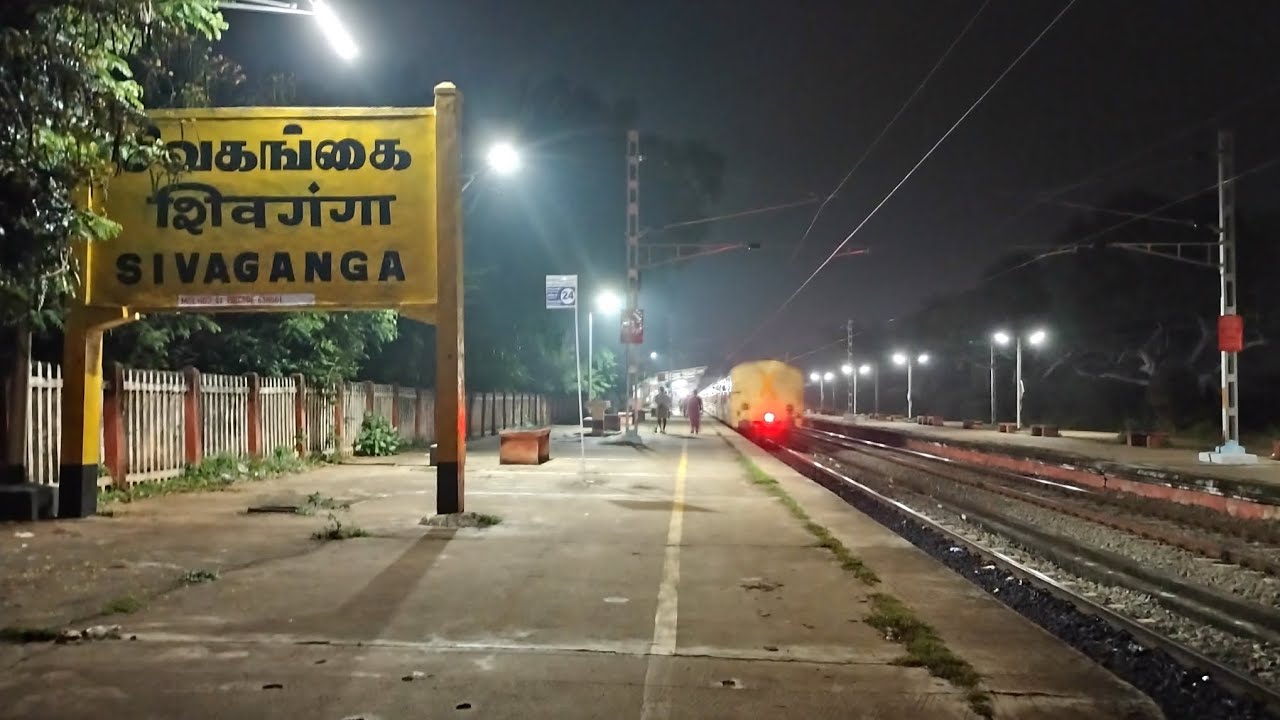 16852 / Boat Mail Exp Crossing With 16861 / Kanyakumari Exp at ...