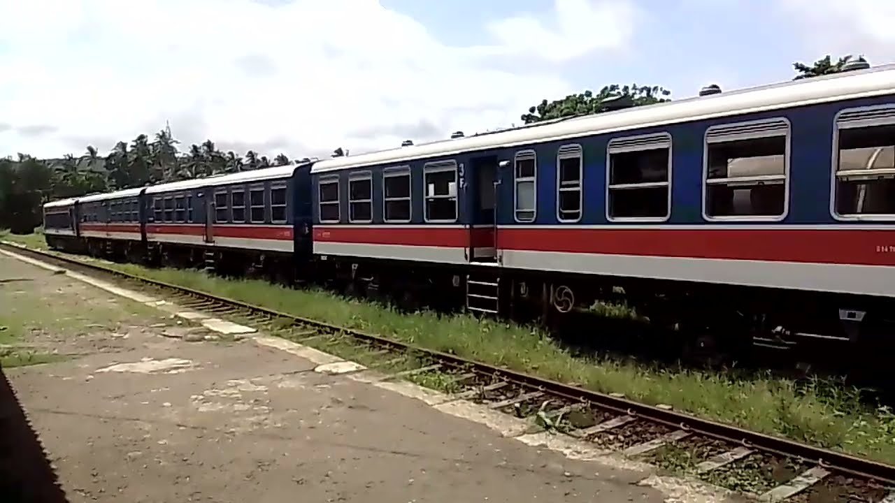 Class S14 Chinese locomotives | Special tourist train Ella oddesy stop ...