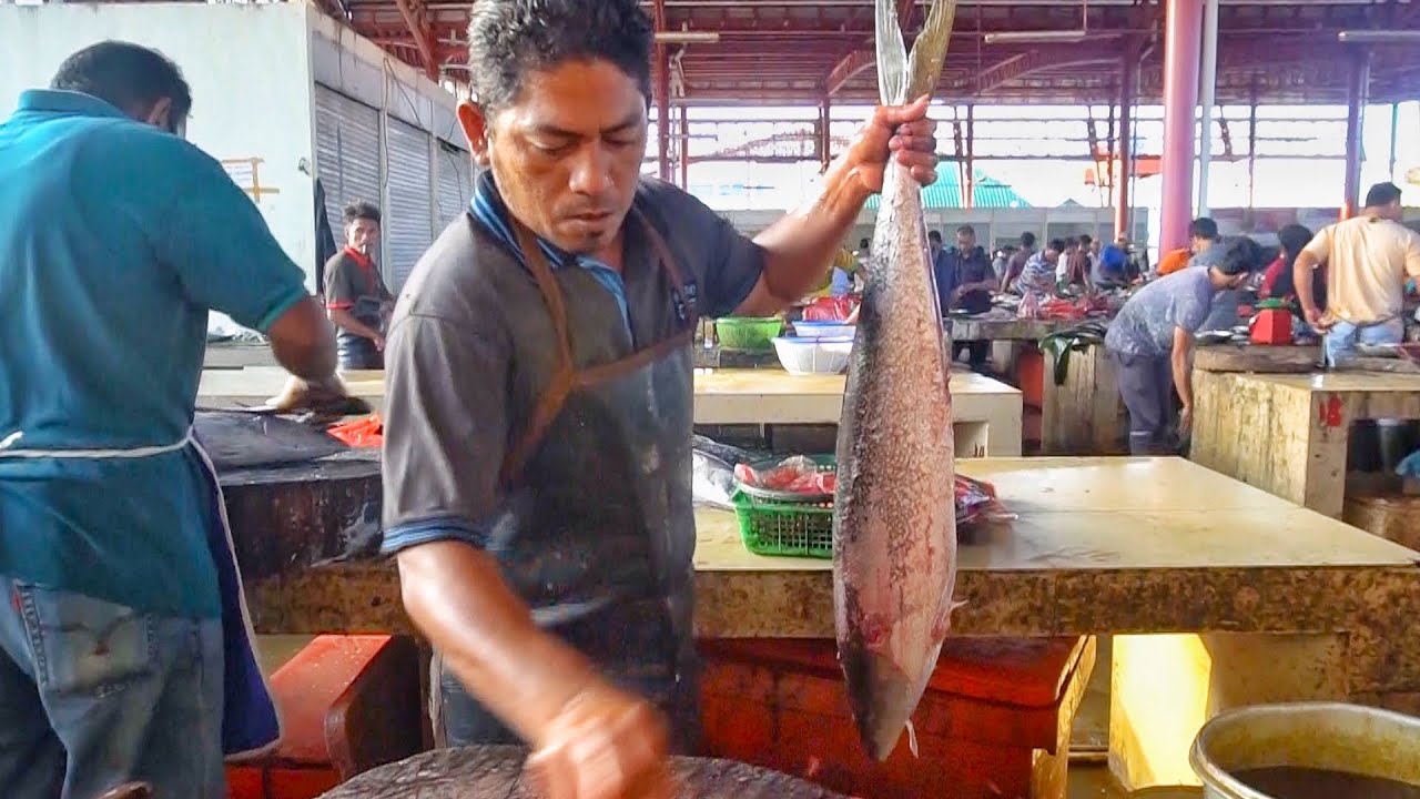 EXPERT FISH CUTTER CUTTING BIG SALMON FISH IN FISH MARKET || FISH ...