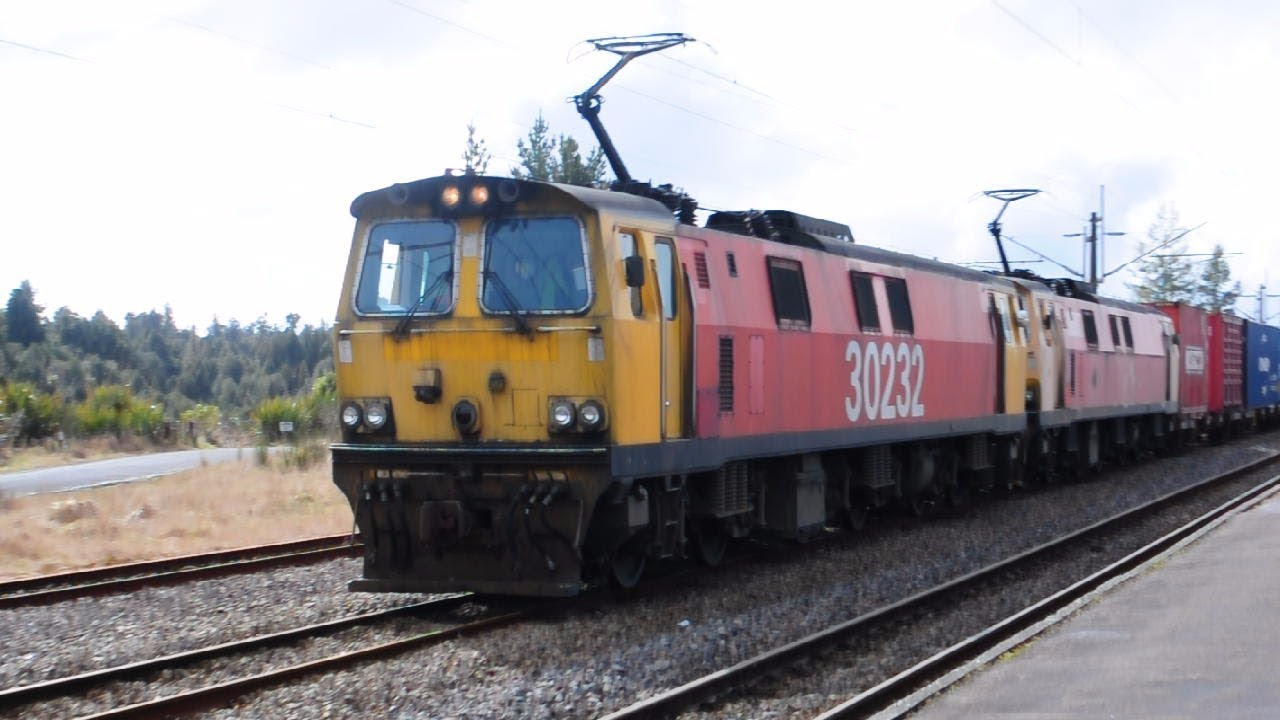 KiwiRail on the NIMT | EF class electrics Locomotives on 225S - 19/09 ...