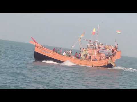 ইন্ডিয়ান ফিশিং ট্রলার উত্তাল সমুদ্রের ঢেউ এর সময় কেমন ভাবে চালানো হয় ...
