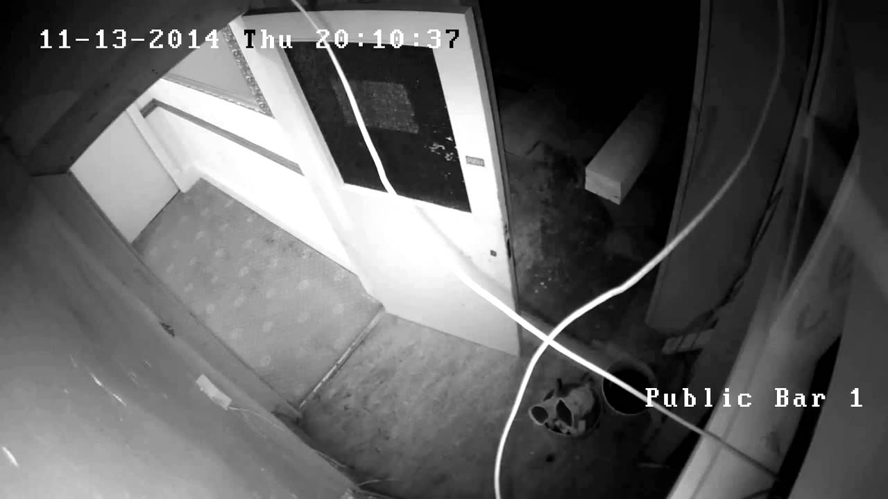 Wow how it awesome Ghost open door,strange phenomenon in the hotel ...