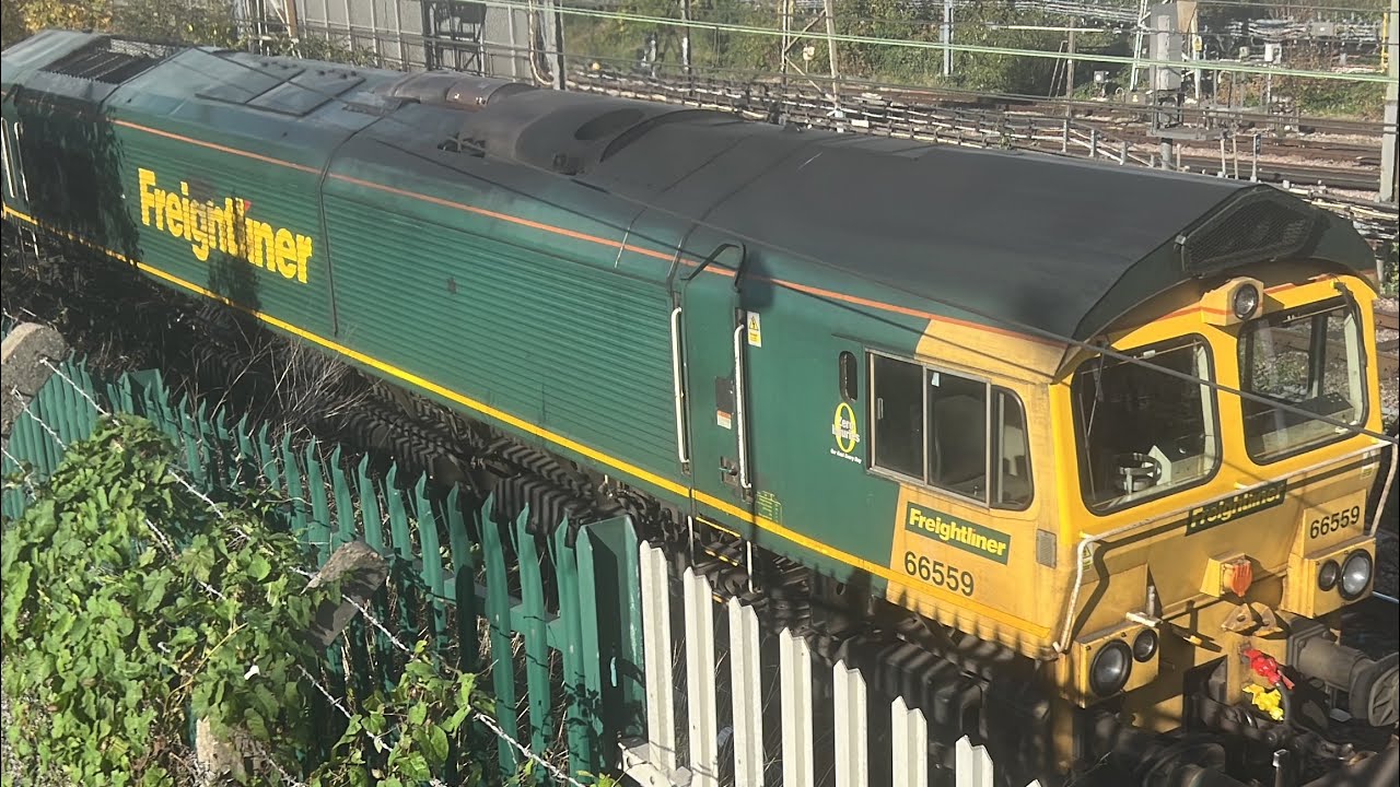 Freightliner 66559 freight train - YouTube