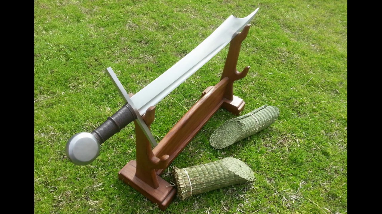 Cutting with a Type 2 falchion by Maciej Kopciuch - YouTube