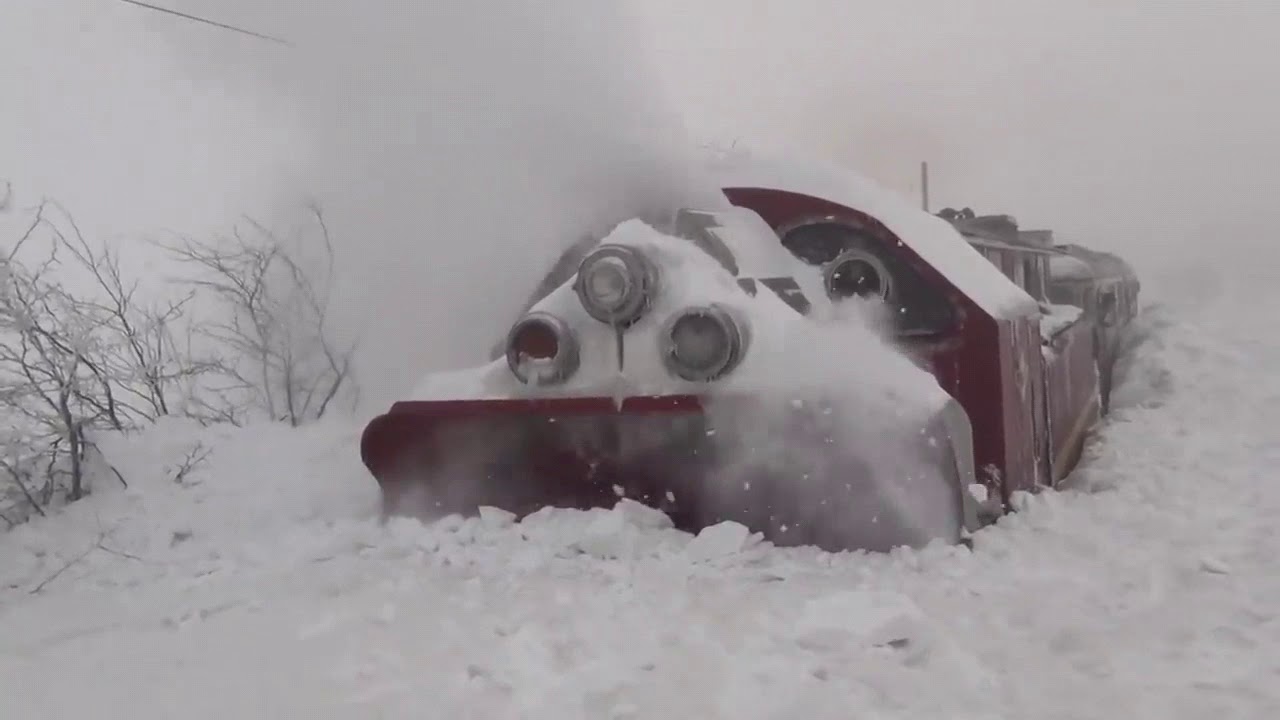 TRAIN THROUGH SNOW STORM COMPILATION, TRENI SPAZZANEVE PAZZESCHI - YouTube