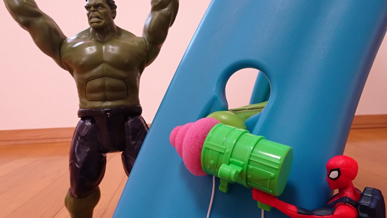 Spider-Man hits Hulk with an interesting tool.And the Hulk ended up ...