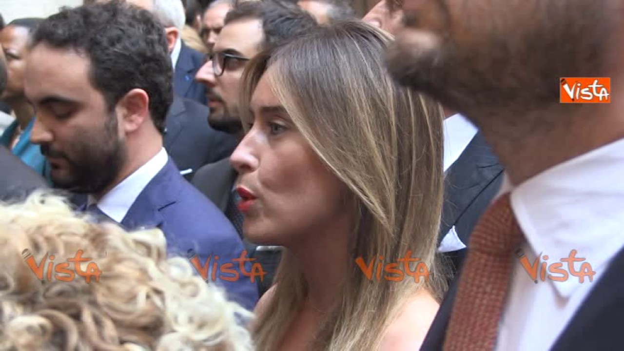 Maria Elena Boschi canta l'inno italiano all'Ambasciata di Francia ...