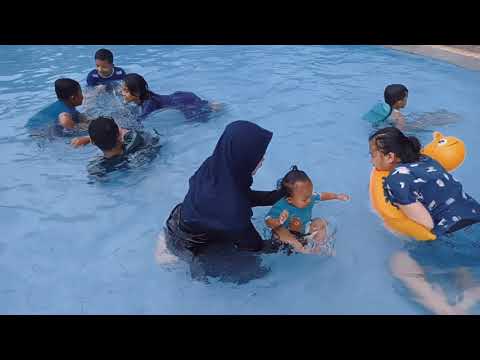 Zinan dan tante belajar berenang 😀