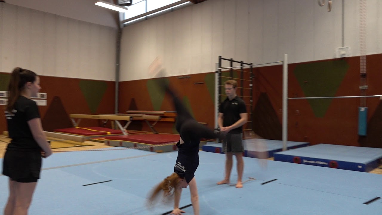 Radslag over een gespannen touw of toversnoer - YouTube