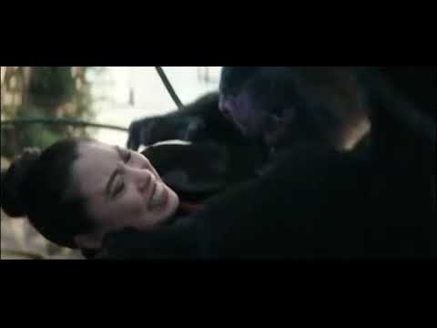 Jumanji 3 - Woman fighting with mandarin with leg kicks