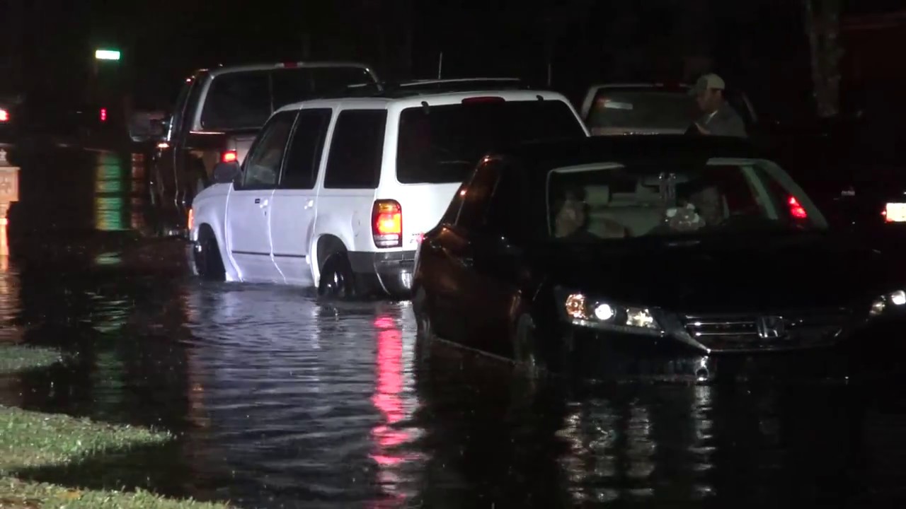 Cars Stalled in Flash Flood Waters in Mobile, Alabama - YouTube